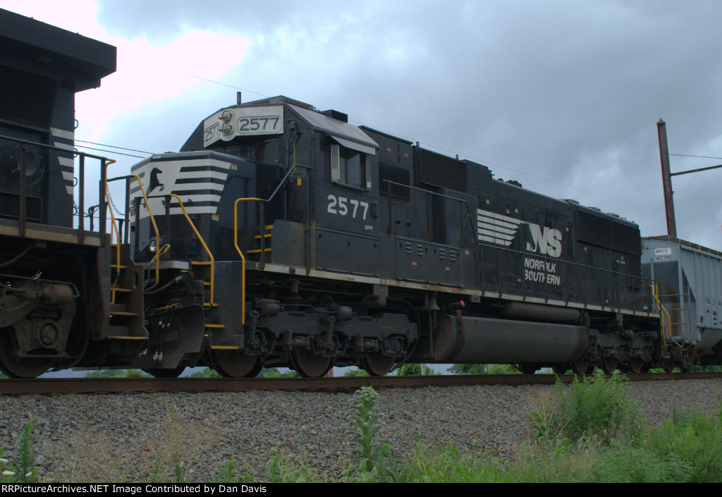 NS SD70 2577 trails on 17G